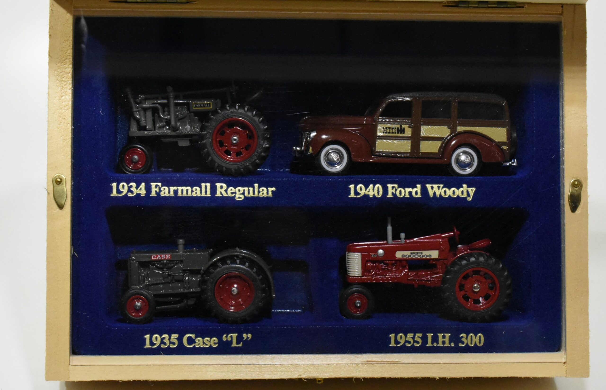 1/64 JI Case Limited Edition Tractor Set With 1934 Farmall Regular ...