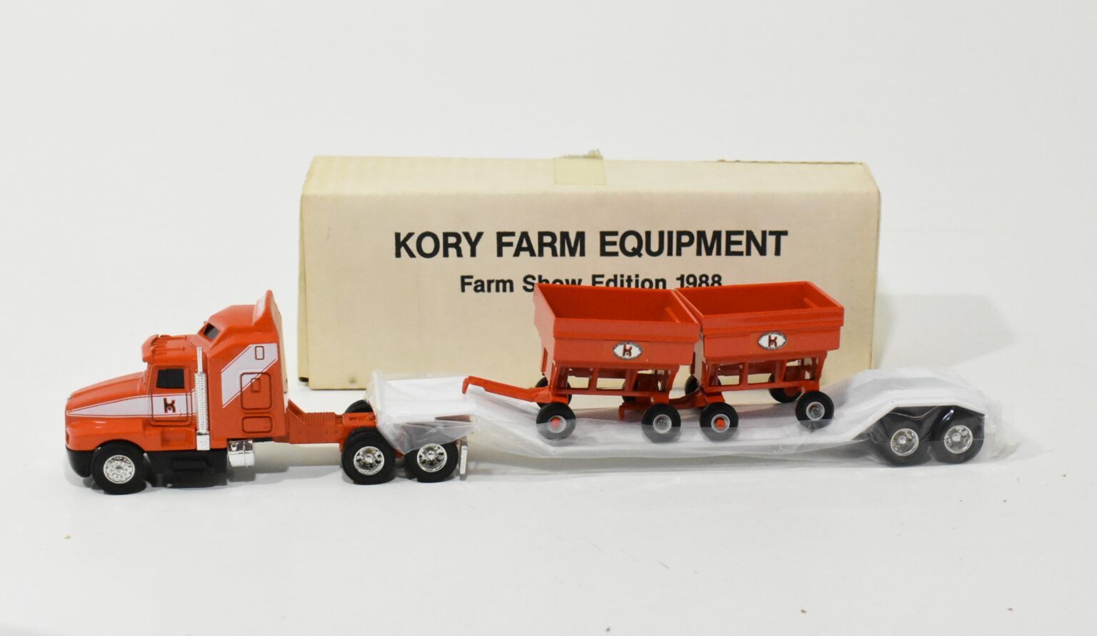 1/64 Kory Farm Equipment Semi With Flatbed Trailer & Gravity Wagons ...
