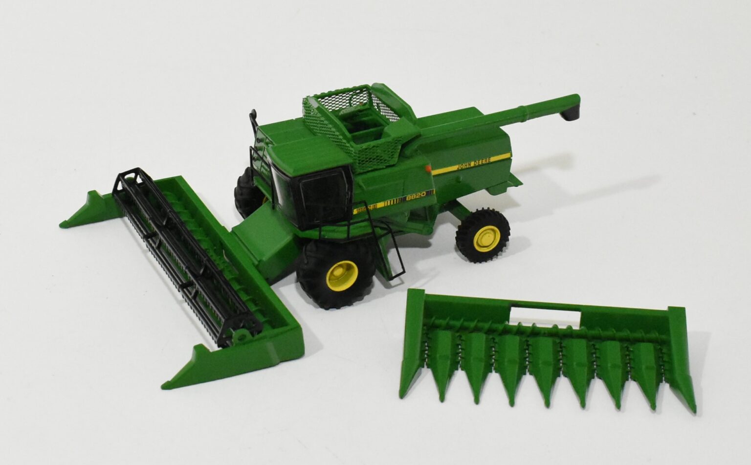 1/64 John Deere 8820 Titan II Combine With Rear Wheel Drive, 8 Row Corn Head & Grain Head ...