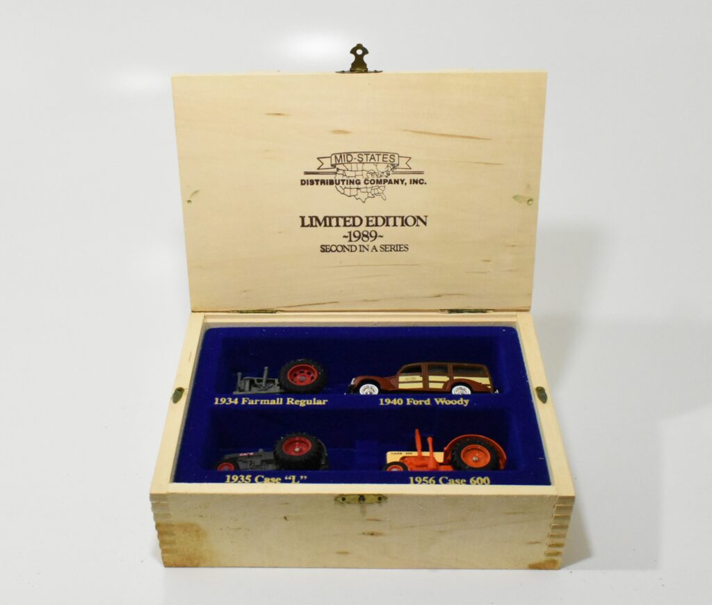 1/64 JI Case Limited Edition Tractor Set With 1934 Farmall Regular ...