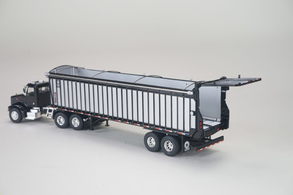 1/64 Meyer 9140RT Boss Forage Trailer With Peterbilt 385 Day Cab Semi ...