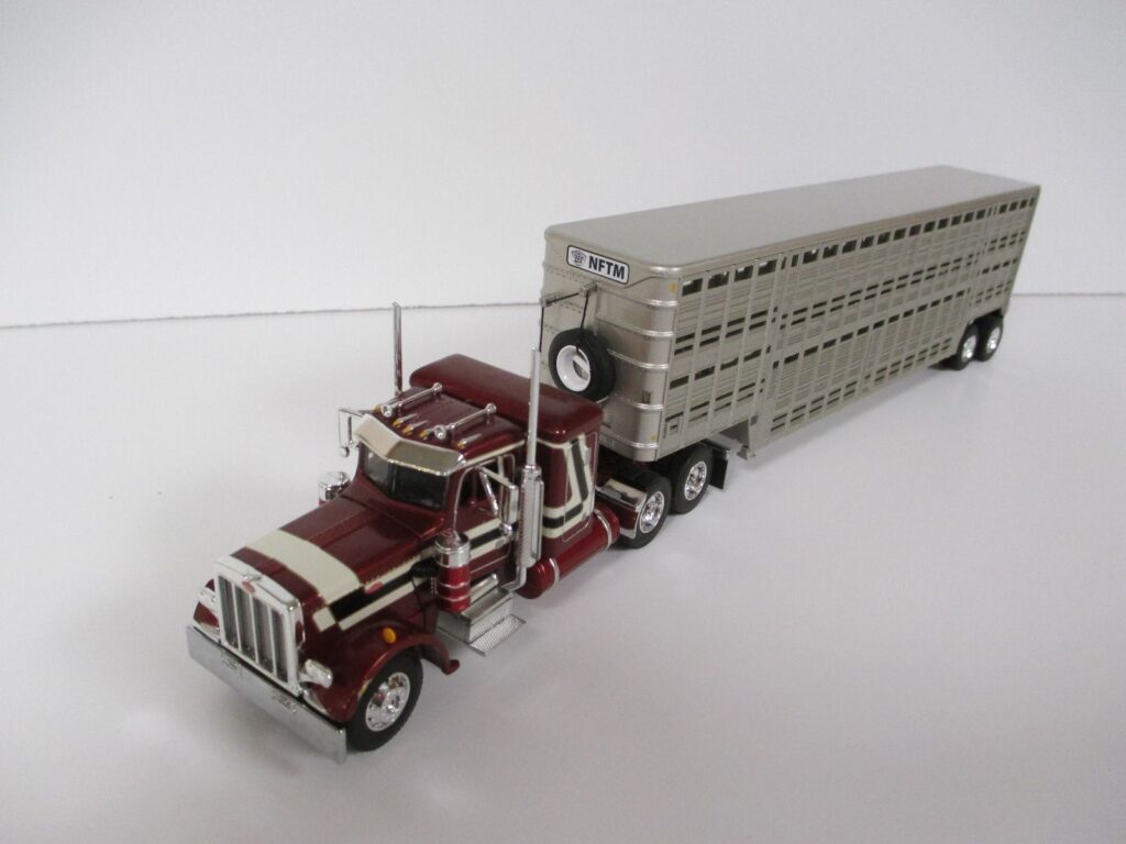 1/64 Peterbilt 359 Flattop Semi & Vintage 45' Wilson Livestock Trailer ...