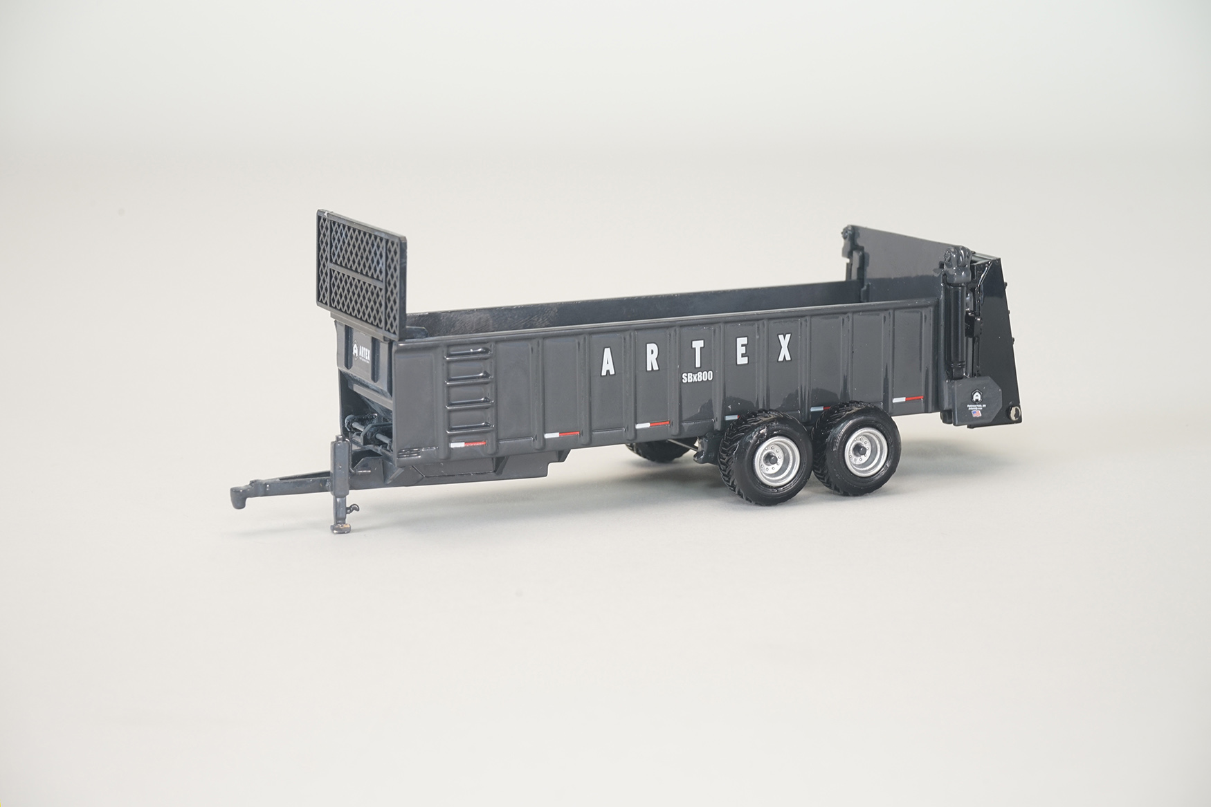 1/64 Artex SBX800 Tandem Axle Grey Manure Spreader - Daltons Farm Toys