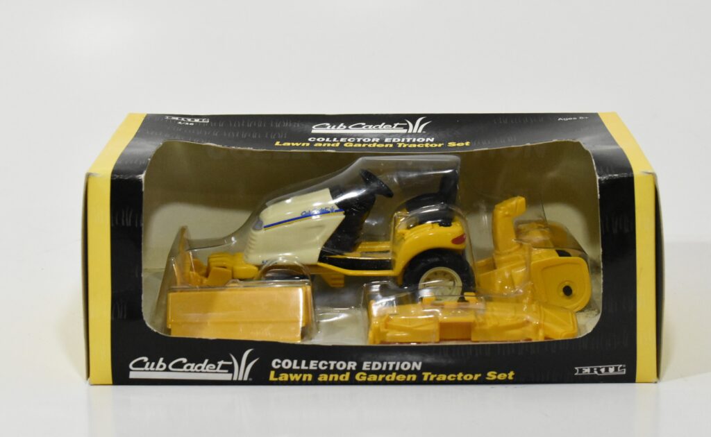 1/16 Cub Cadet Lawn & Garden 3205 Tractor Set, Collector Edition ...
