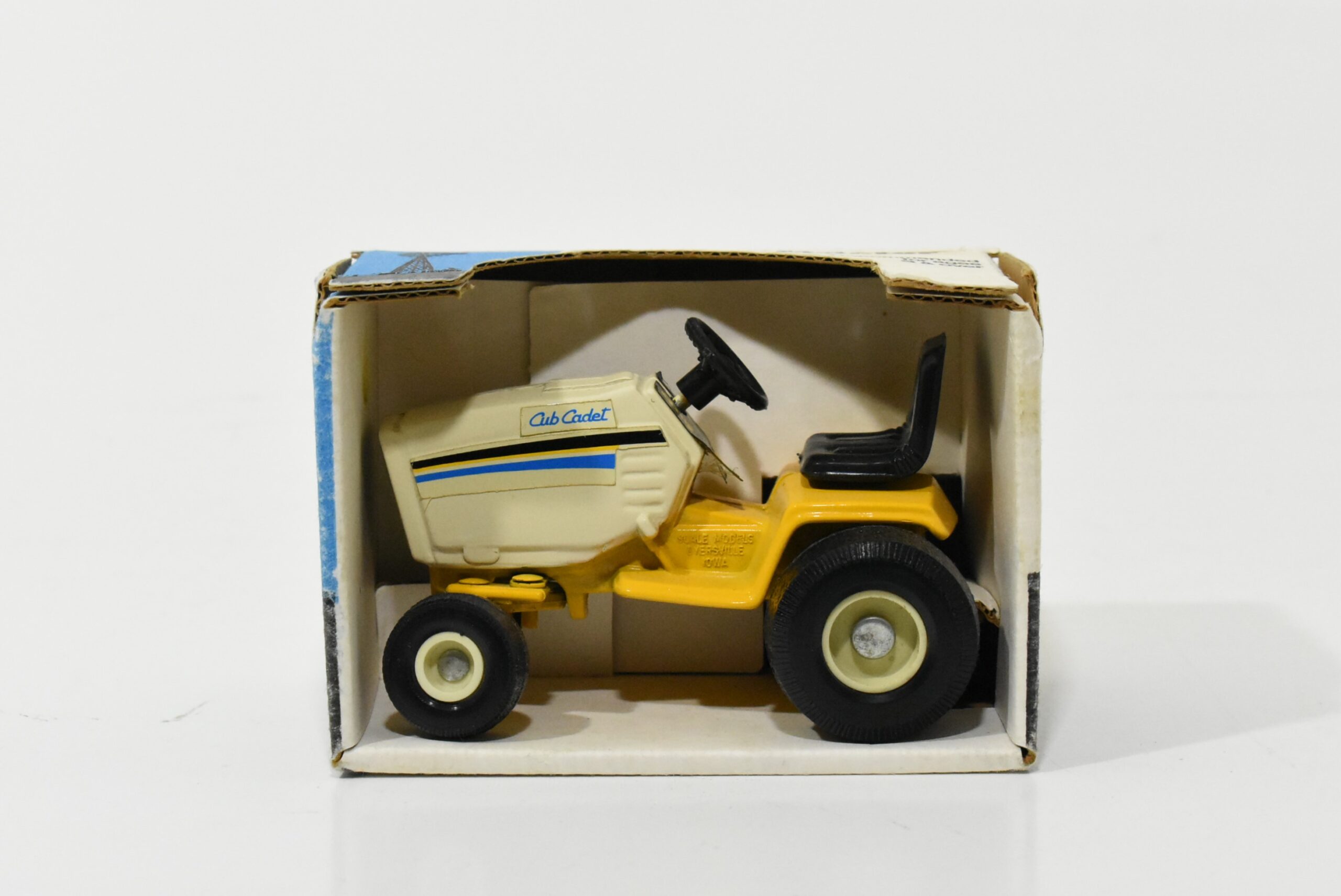 1/16 Cub Cadet LGT Lawn & Garden Tractor - Dalton's Farm Toys