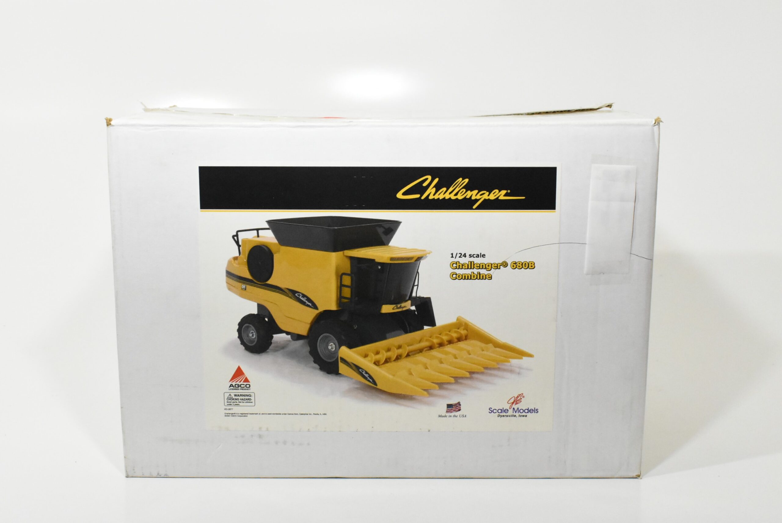 1/24 Challenger 680B Combine With Corn Head - Dalton's Farm Toys
