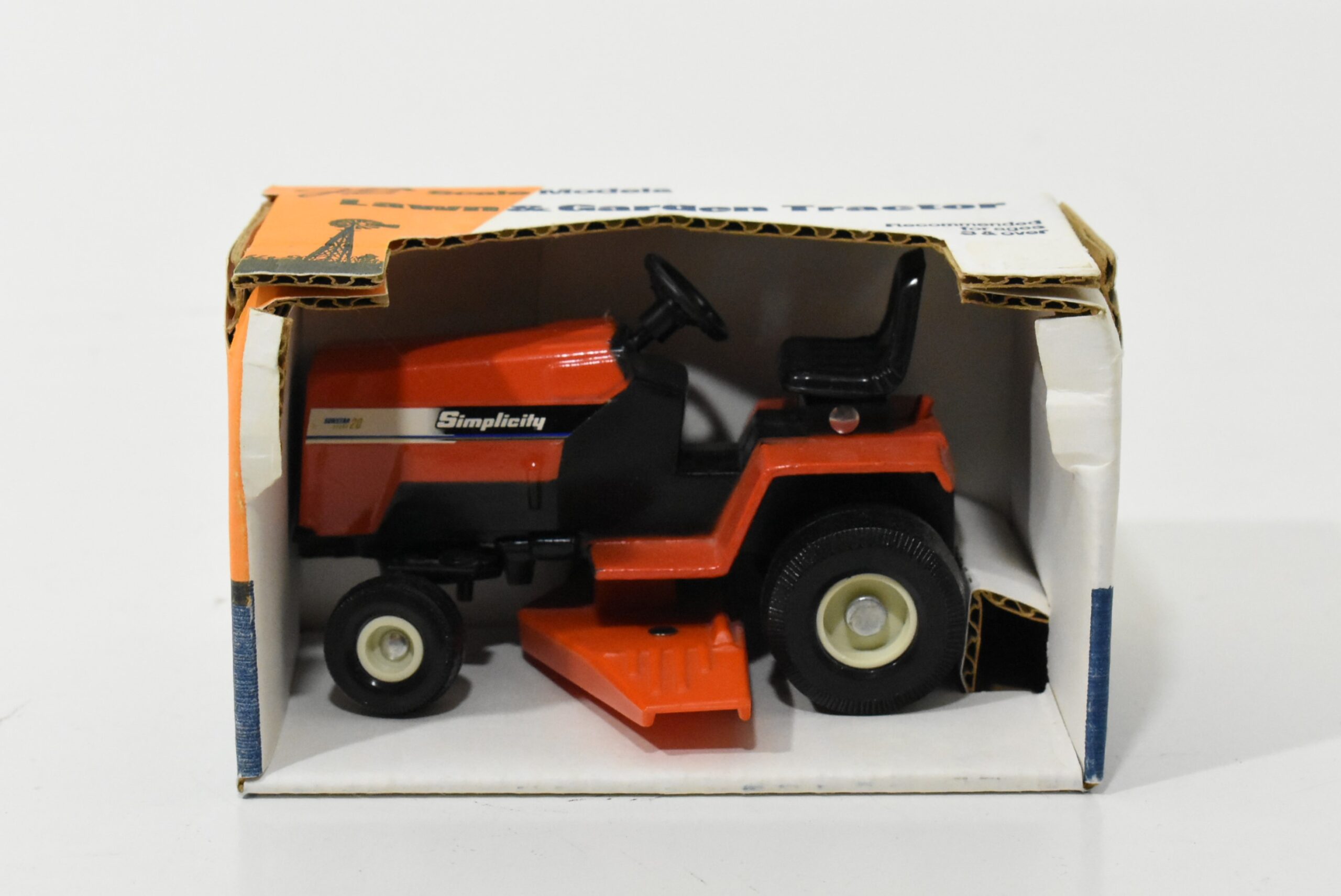1/16 Simplicity Sunstar Hydro 20 Lawn & Garden Tractor - Dalton's Farm Toys
