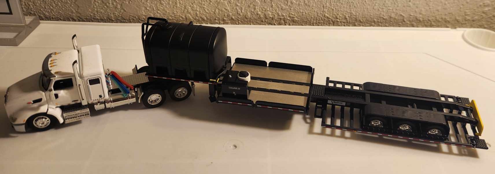 1/64 Road Runner Model 4000 Sprayer Trailer - Dalton's Farm Toys
