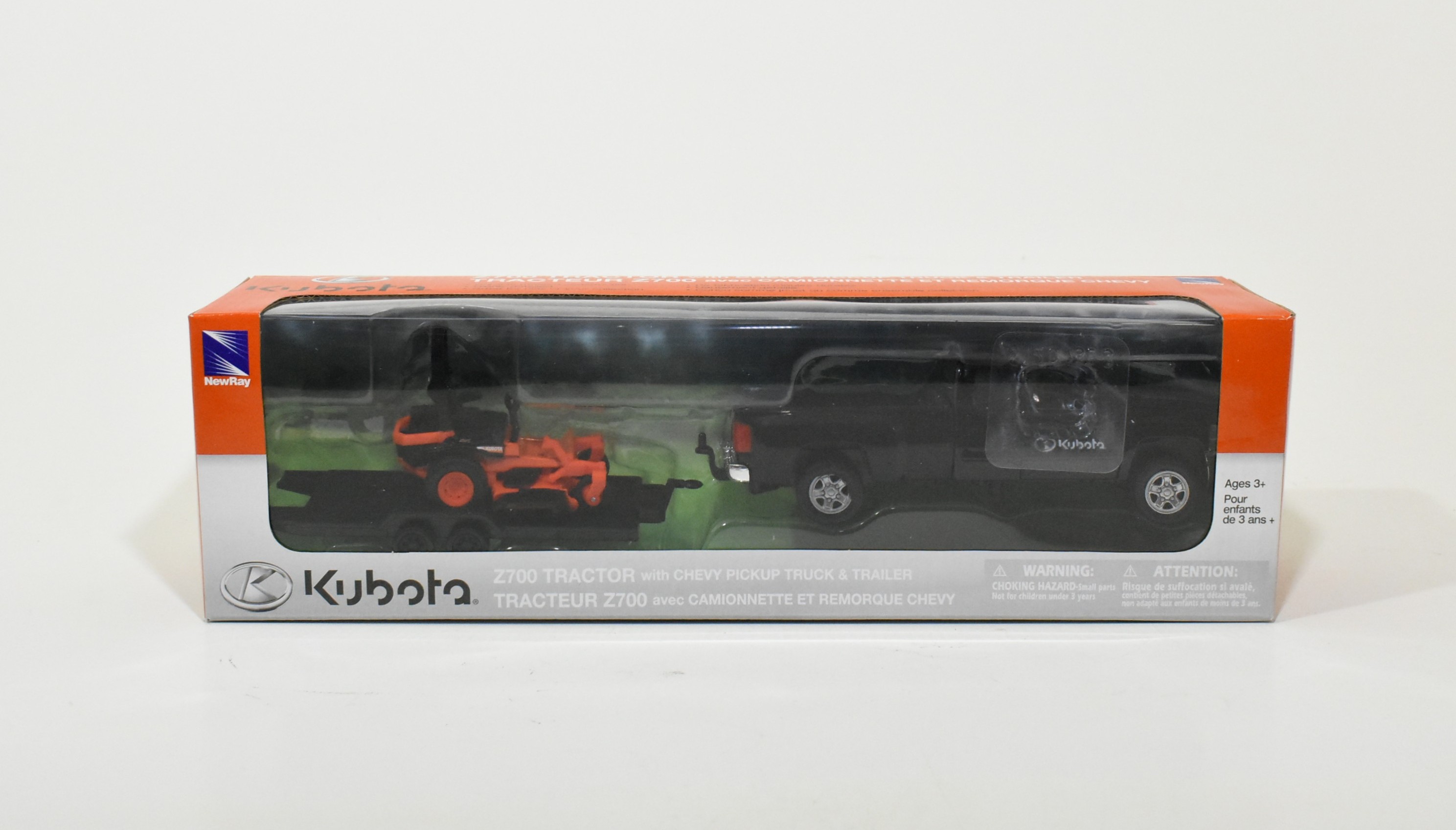 1/32 Chevrolet Pickup With Flatbed Trailer and Kubota Z700 Lawn Mower ...