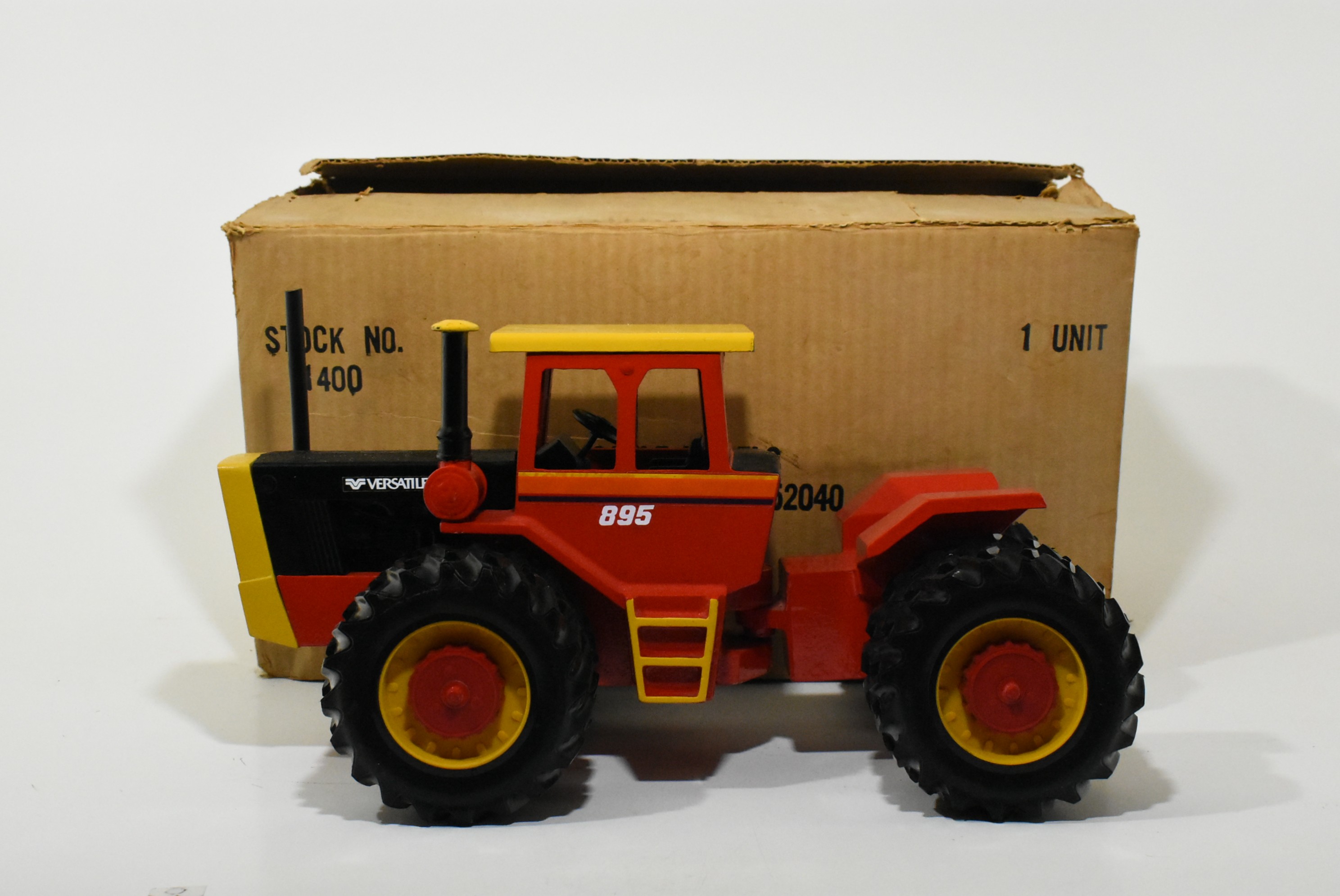 1/16 Versatile 895 4WD Tractor With Duals - Dalton's Farm Toys