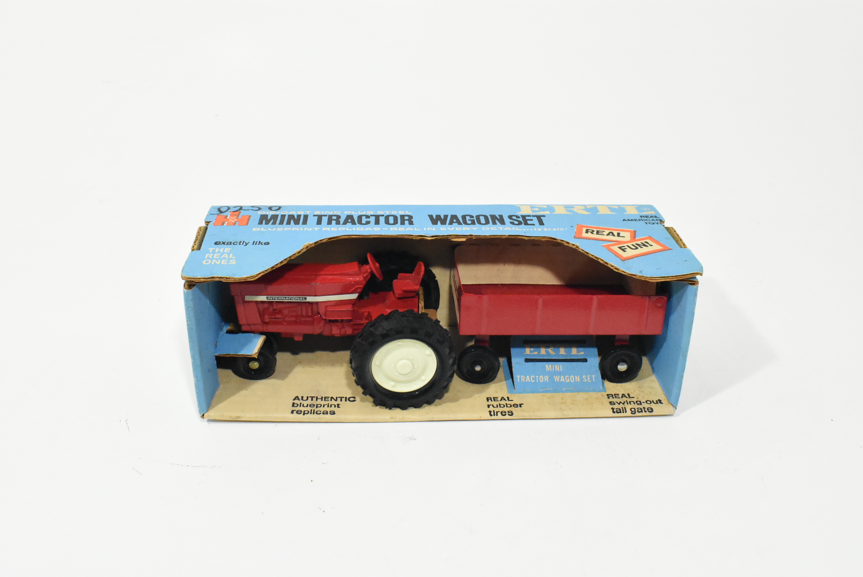 Vintage 1/32 International Harvester 656 Tractor & Wagon Set In Blue ...