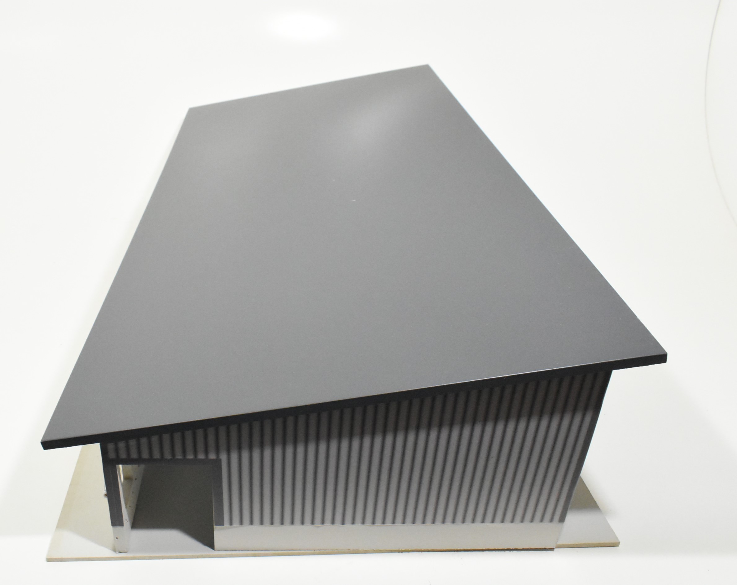 1/64 Monoslope Livestock Building With Curtains, Grey - Dalton's Farm Toys